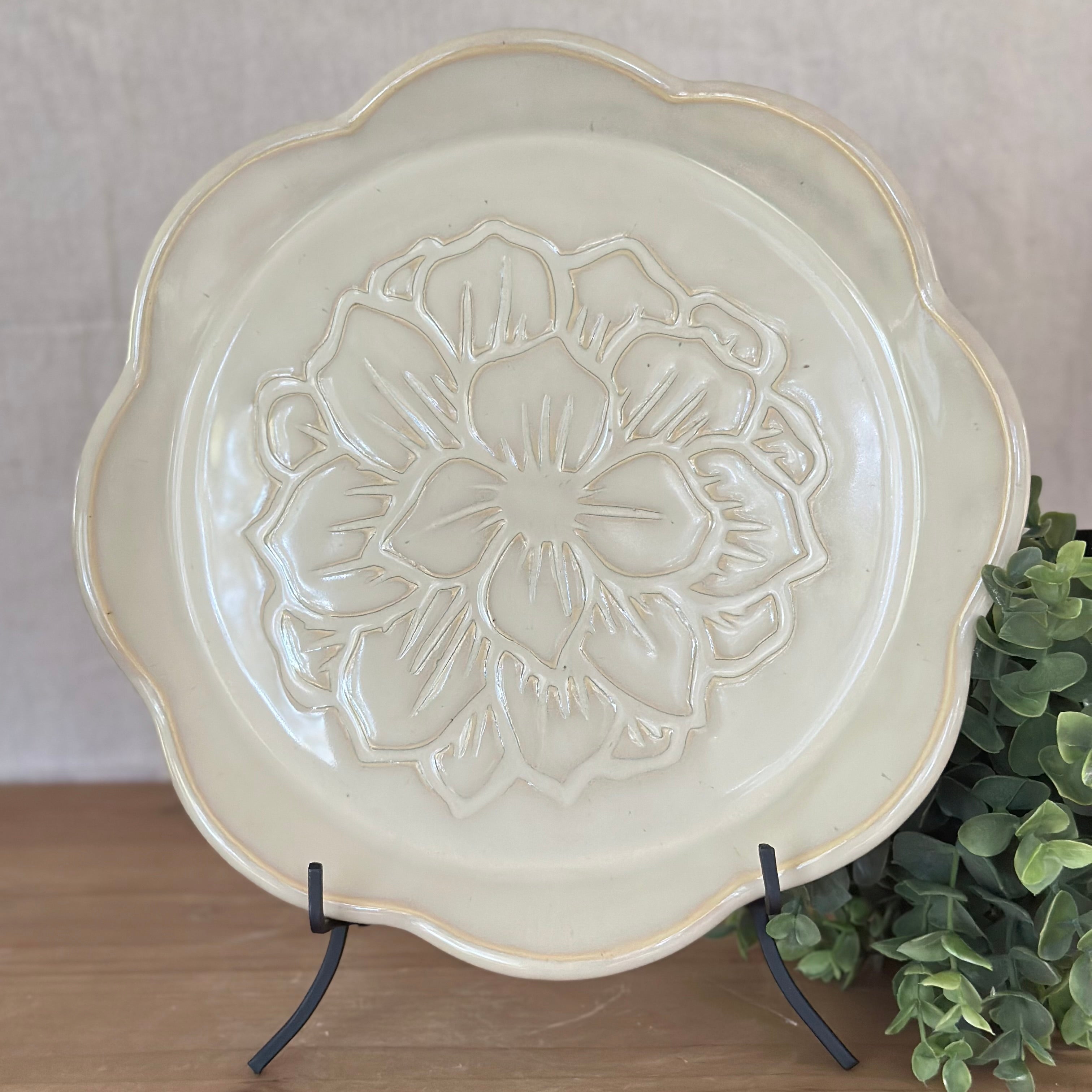 Scallop Plate 10” : Sand – Heart and Hand Ceramics